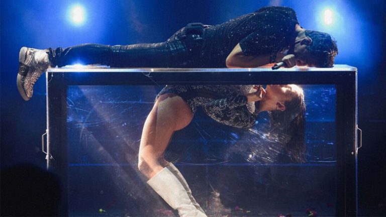 Σάκης Ρουβάς: Το εκρηκτικό show του με τις σέξι χορεύτριες που τον συνοδεύουν στη σκηνή – Βίντεο ...