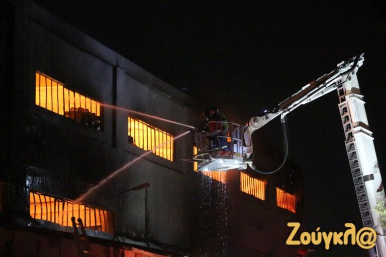 Αχαρνές: Βελτιωμένη η εικόνα της φωτιάς - Κάηκαν εργοστάσιο πλαστικών ...