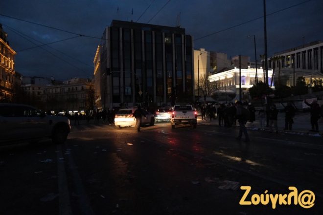 Μολότοφ, πέτρες, δακρυγόνα και τραυματίες στο κέντρο της Αθήνας - Zougla