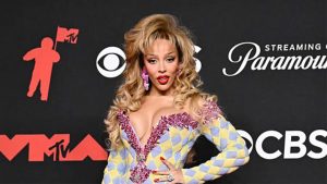 Viral η Doja Cat: «Έφαγε» το κραγιόν της στα MTV VMAs