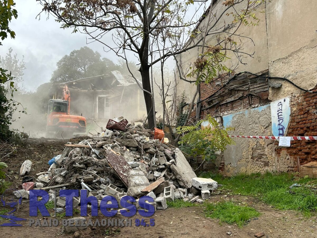 Θεσσαλονίκη: «Μπουλντόζες» στα ετοιμόρροπα κτήρια της Άνω Πόλης