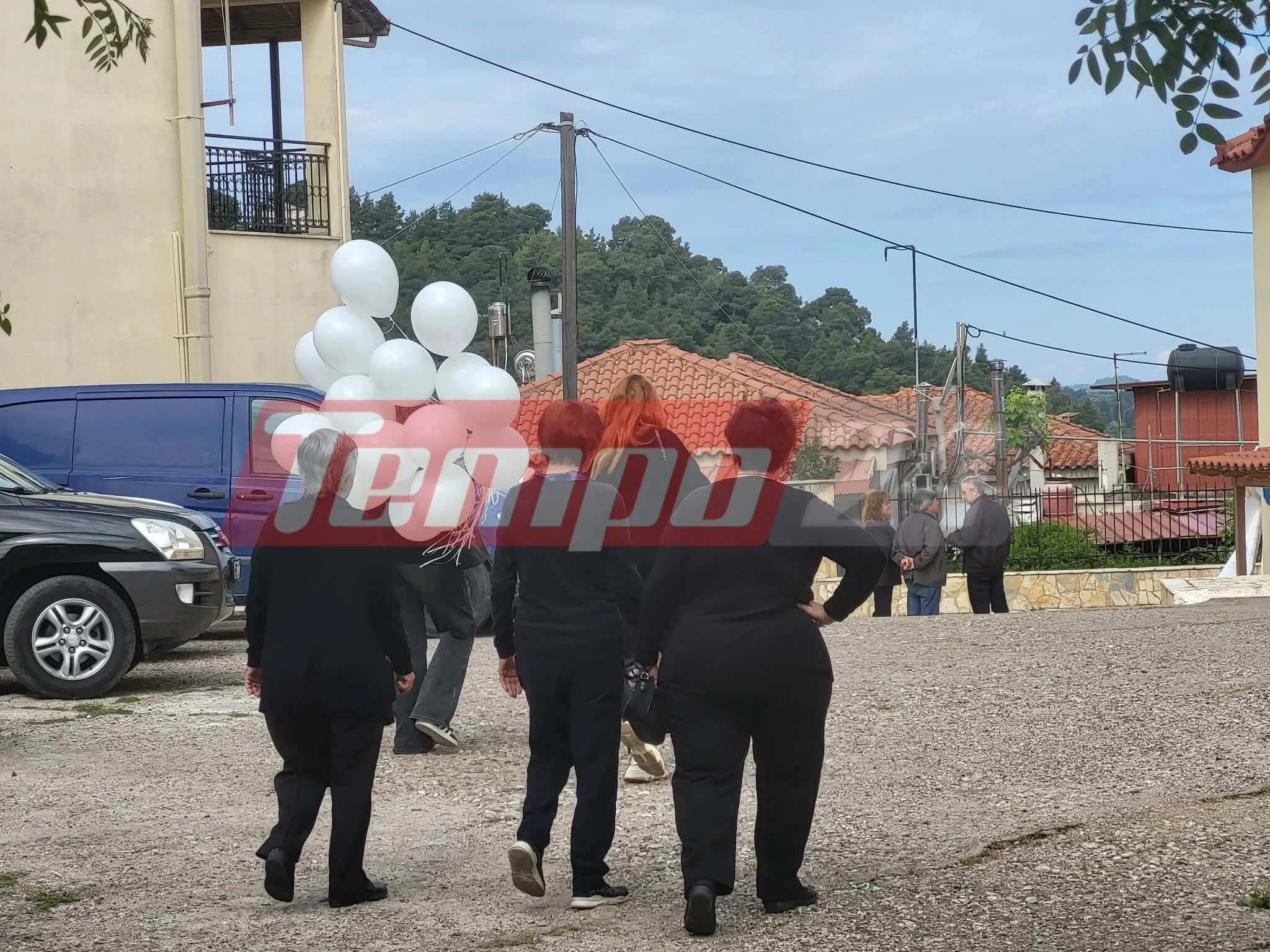 Λευκά μπαλόνια στο τελευταίο «αντίο» για τον 13χρονο στην Ηλεία