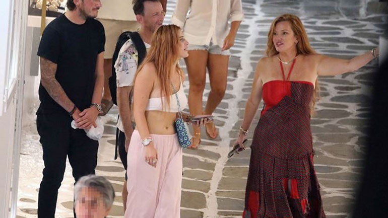 Bella Thorne: Βόλτα στα σοκάκια της Μυκόνου για τη star του Only Fans - Zougla