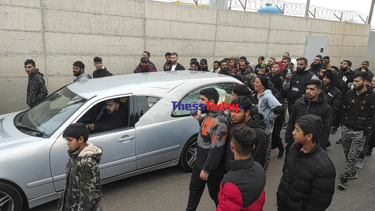 Εκατοντάδες Ρομά συνόδευσαν τη σορό του Κώστα Φραγκούλη μέχρι το σπίτι του - Zougla