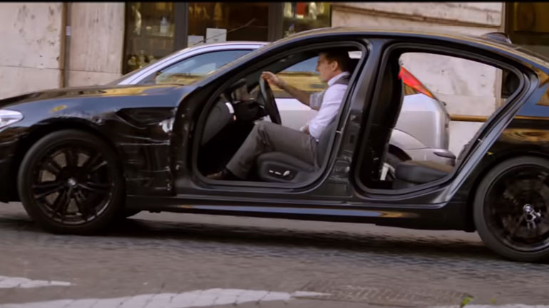 Ο Tom Cruise ντριφτάρει με το ένα χέρι μία BMW Σειρά 5, στα μικρά στενά της Ρώμης - Zougla