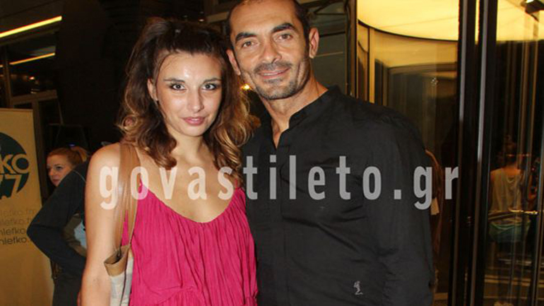 H εντυπωσιακή συνοδός του Αλέκου Συσσοβίτη - Zougla